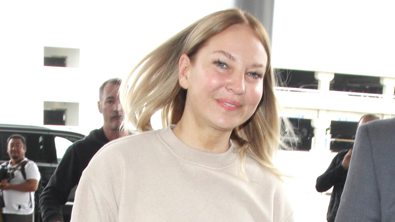 Sia sports her bare face en route to UAE for Dubai World Cup - The ...