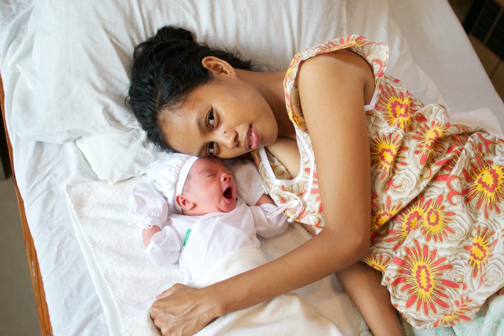 Senate approves bill on 120 days maternity leave - The Filipino Times