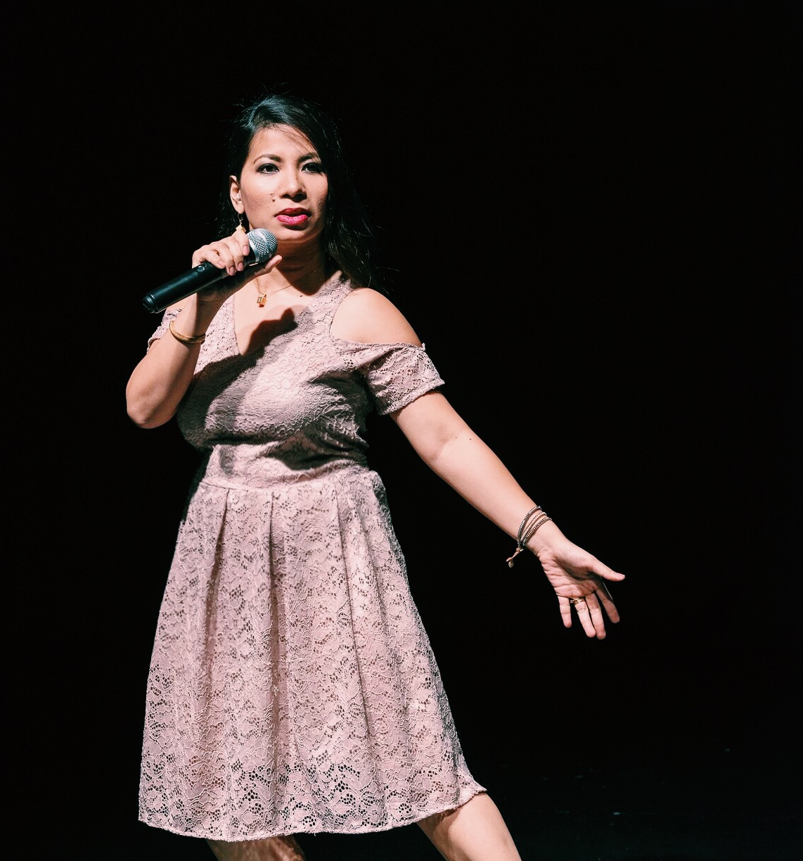 Pinay stand-up comedian keeps Dubai laughin’ out loud - The Filipino Times