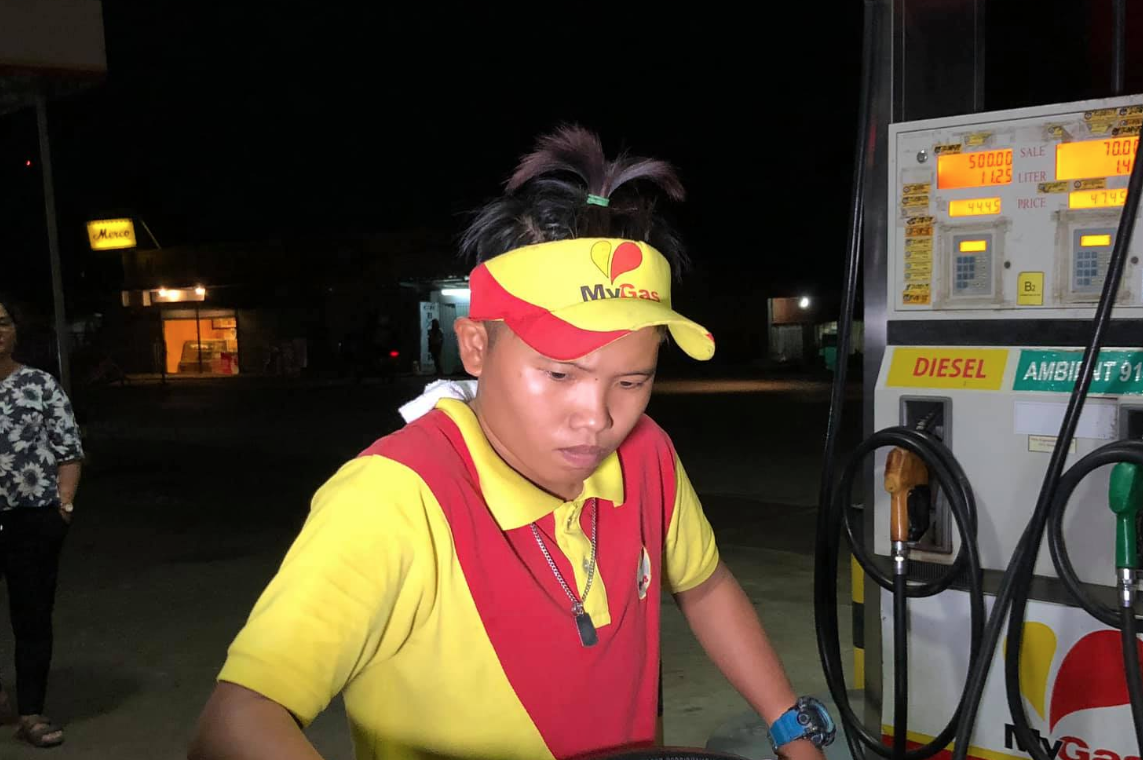 'Gasoline girl' receives scholarship after returning money worth ...