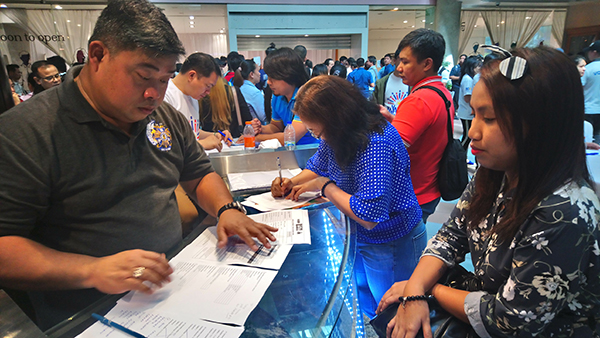 Over 4,000 Filipinos troop to Bayanihan Job Fair - The Filipino Times