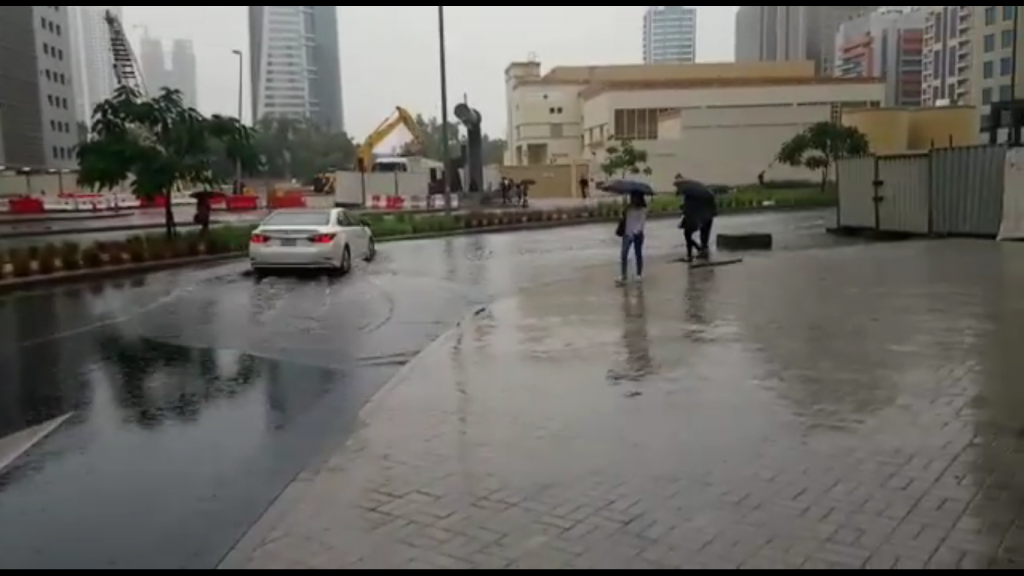Heavy rains batter UAE, warning issued for 9-feet waves - The Filipino ...