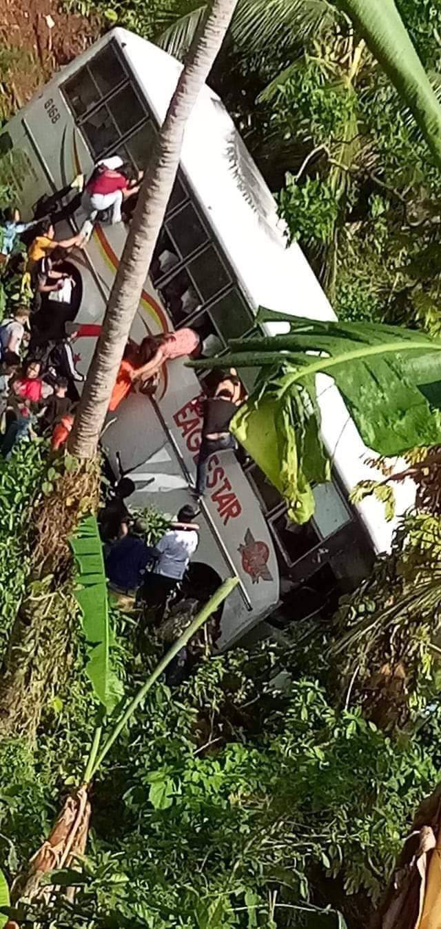 Bus falls off cliff in Sorsogon - The Filipino Times