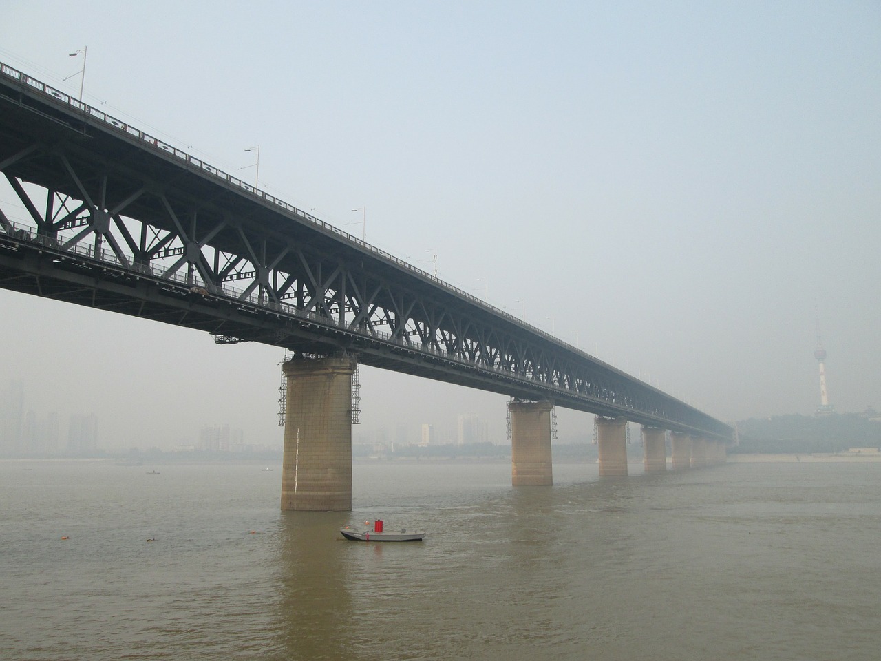 People in Hubei, China evade lockdown through Yangtze river bridge ...