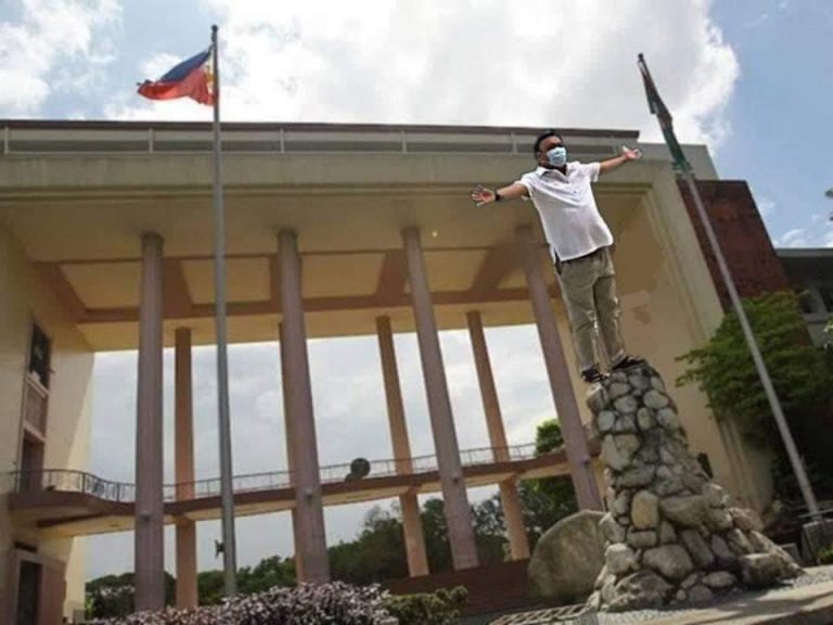 ‘Kalma, ako lang ‘to’: Harry Roque reacts to funny memes on his Boracay ...