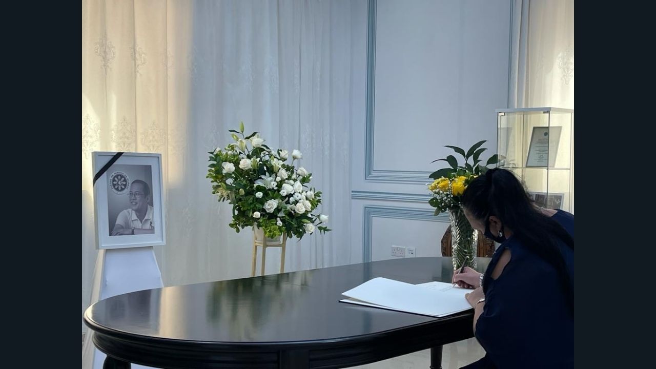 LOOK: Foreign diplomats sign PNoy's condolence book at PH Embassy in ...
