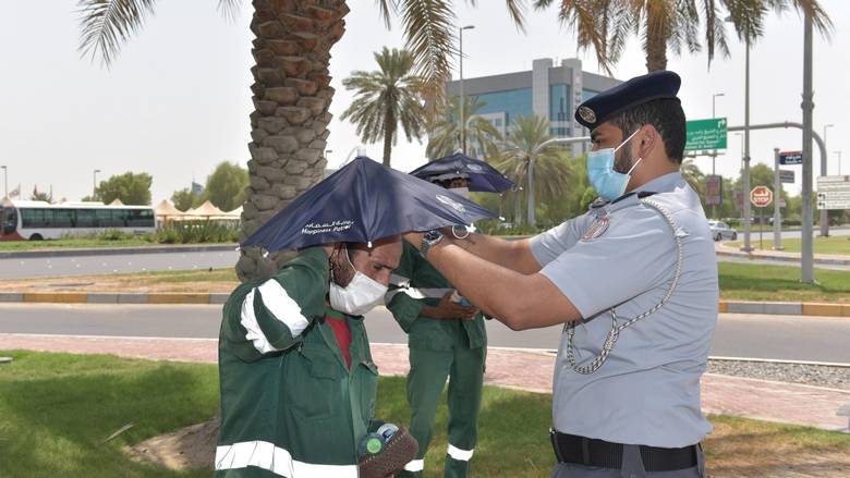Abu Dhabi Police provides mini-umbrellas to workers to avoid heat - The ...