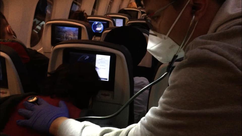 WATCH: Pinoy nursing student hailed for helping passenger mid-flight ...