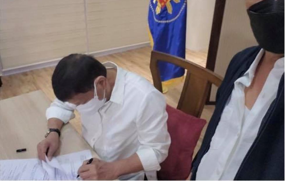 LOOK: Duterte signs paper accepting his VP nomination for 2022 - The ...