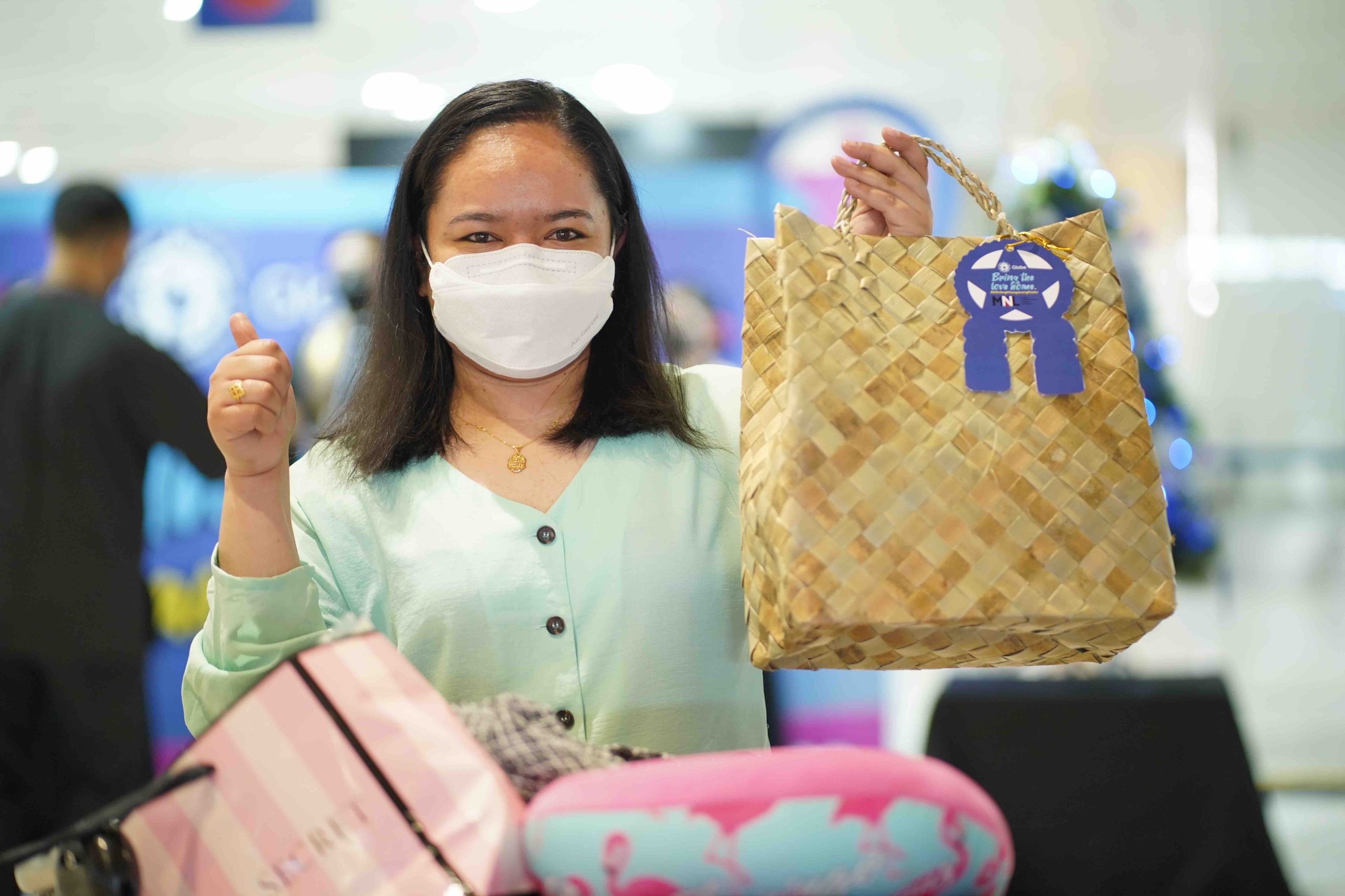 LOOK: OFWs at NAIA receive special gift hampers in spirit of Filipino ...