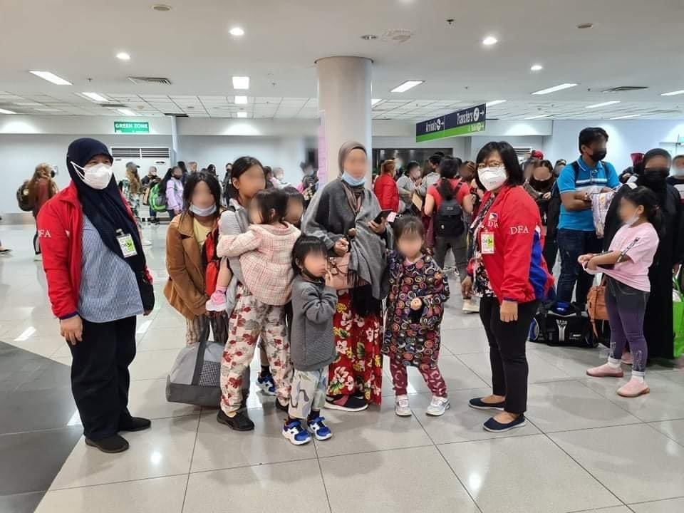 DFA repatriates 405 distressed OFWs from Lebanon, Kuwait - The Filipino ...