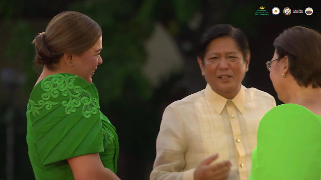 LOOK: Duterte shows swollen hands after allegedly punching Palace walls ...