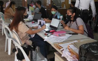 Walk-ins still try their luck at DSWD central office to get study aid ...