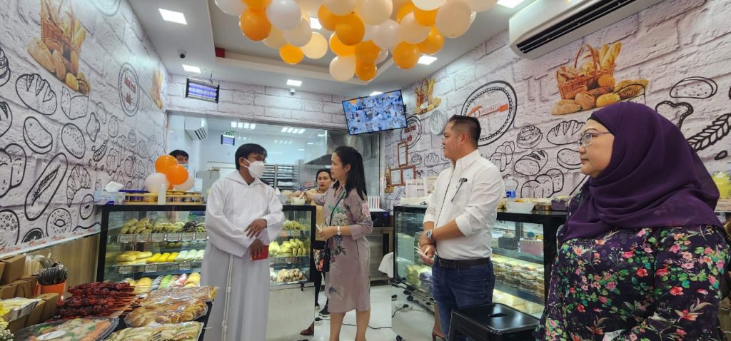 You can now relish your cravings for Pinoy breads and pastries at ...