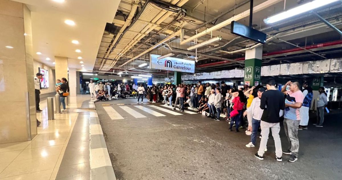 UAE residents, tourists wait in line to visit GDRFA's 3-day campaign ...