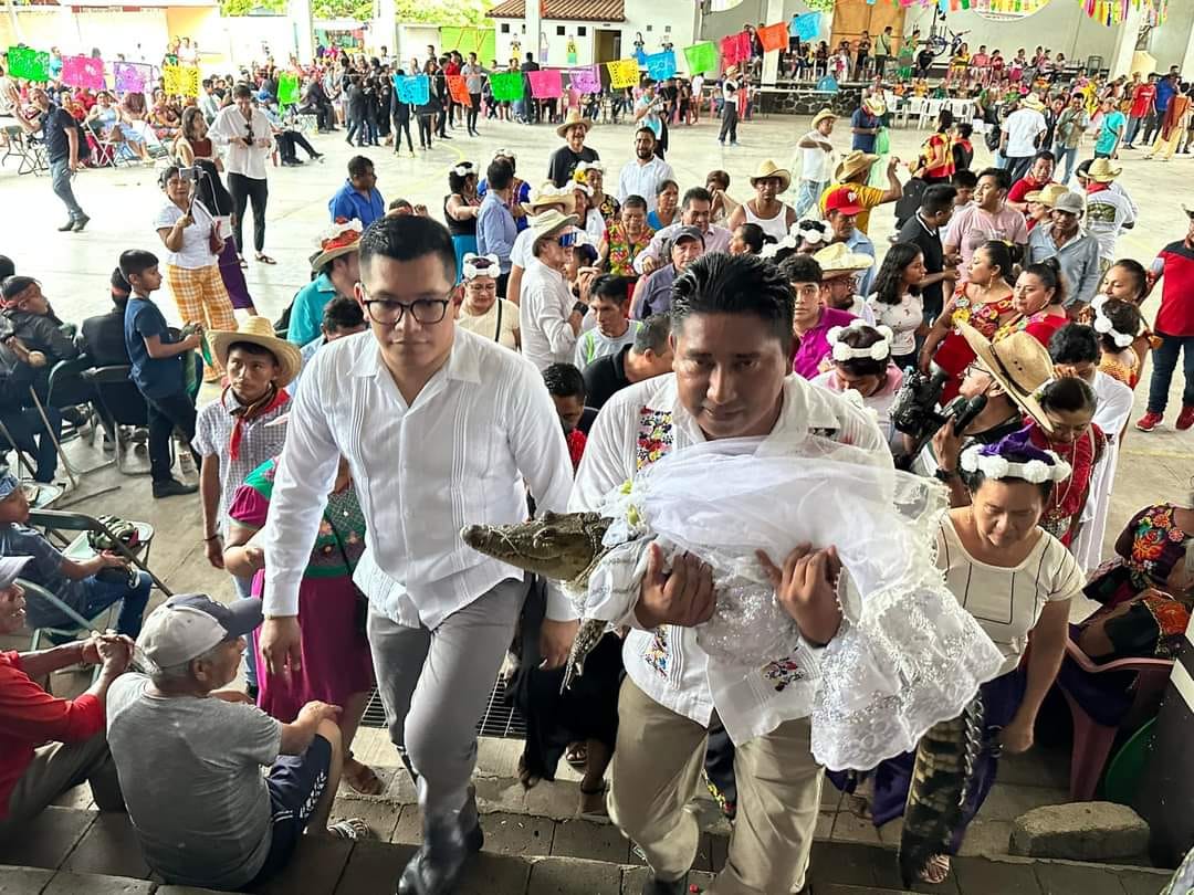 Mexican mayor marries a reptile - The Filipino Times