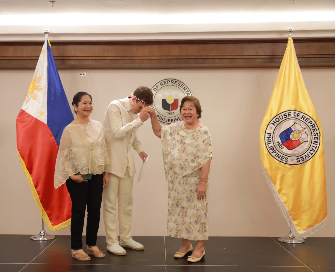 Vlogger 'Becoming Filipino' officially becomes a Filipino citizen - The ...
