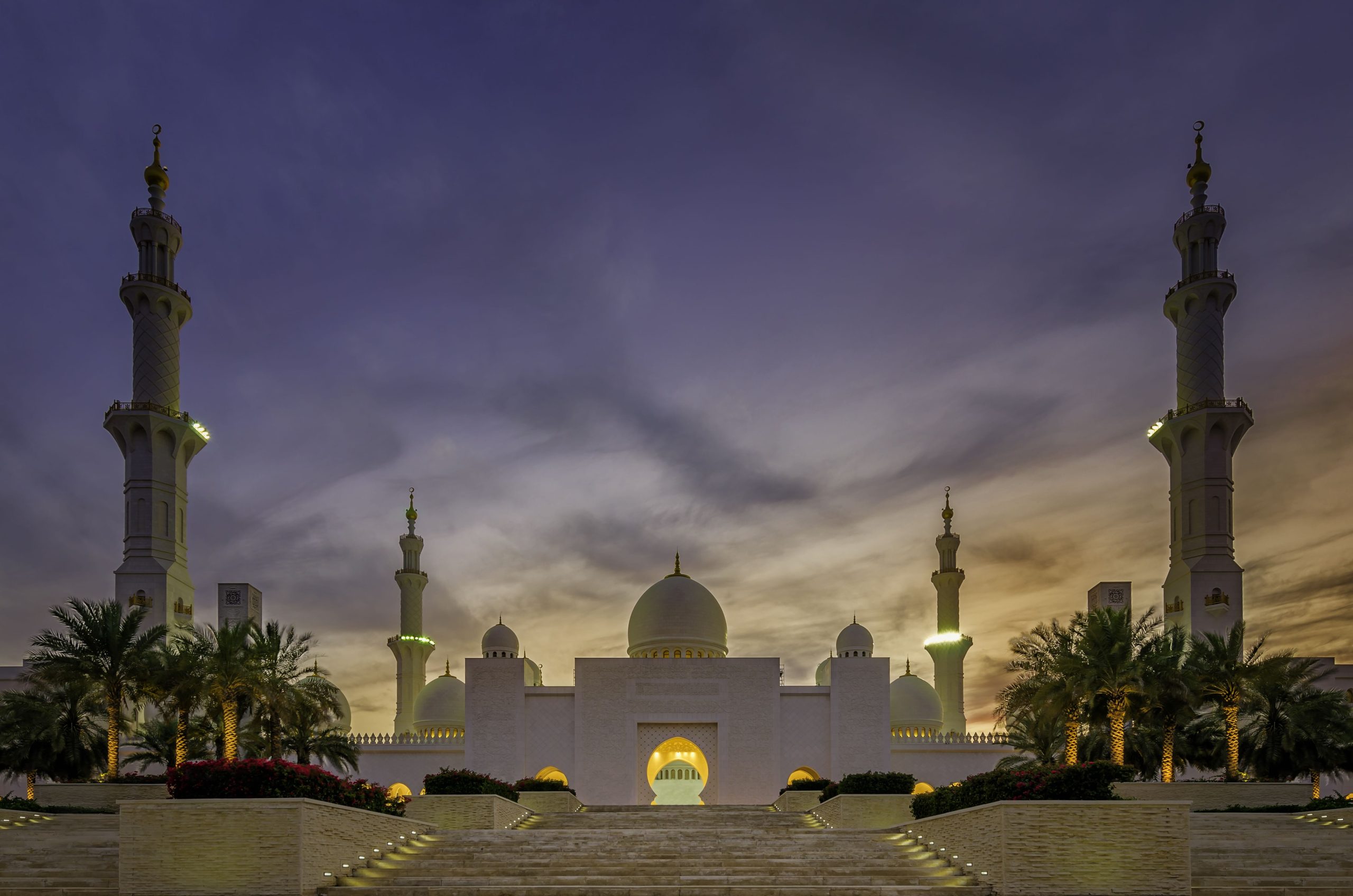 Sheikh Zayed Grand Mosque centre opens its doors 24/7 with "Sura ...