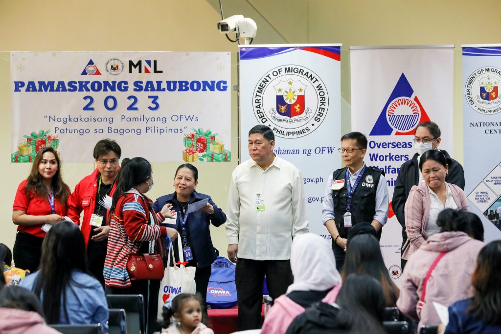 Returning OFWs receive help from OWWA, DMW - The Filipino Times