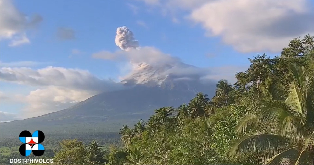 PHIVOLCS records phreatic eruption at Mayon Volcano - The Filipino Times