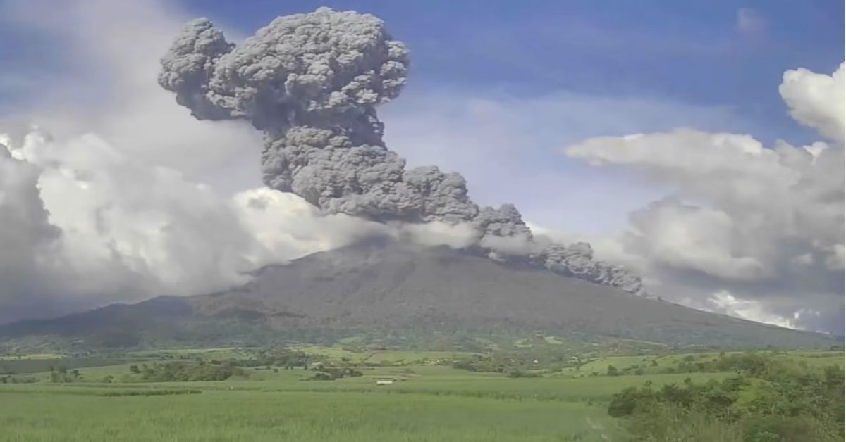 Kanlaon Volcano emits ash, logs earthquakes, sulfur dioxide - The Filipino Times