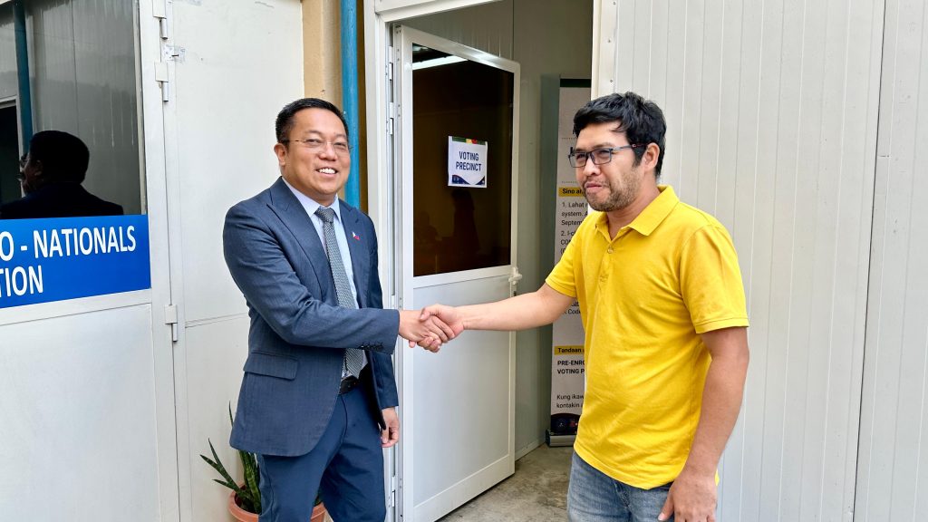 Overseas voting begins at the Philippine Consulate General in Dubai ...