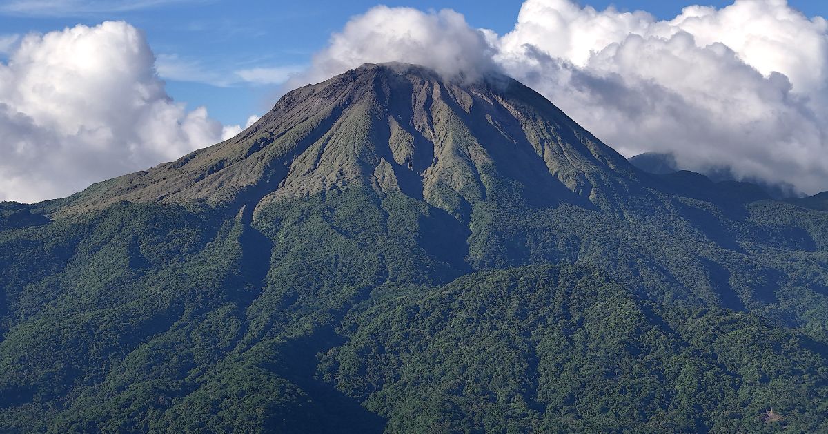 Bulusan Volcano records 69 quakes, over 1,100 tonnes of sulfur dioxide emission - The Filipino Times