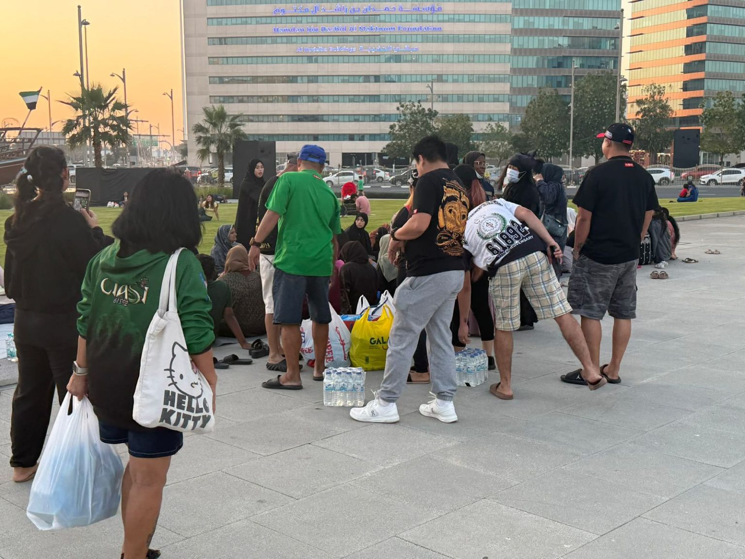 CIASI UAE 61892 SOLID JUMA distributes iftar meals to worshippers in ...